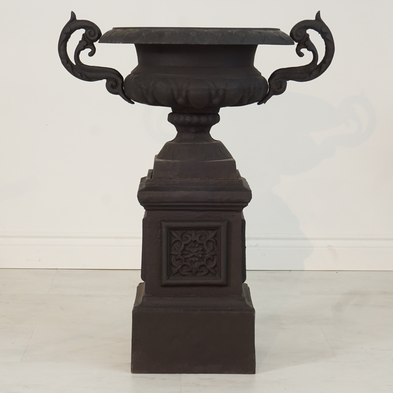 Wide Mouth Trophy urn with Handles - Jansen Furniture